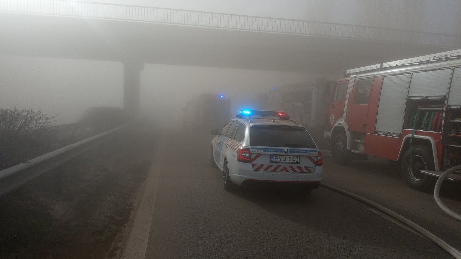 Sokkoló felvételek az M1-esen történt tömegbalesetről: 5 kamion és 37 autó ütközött