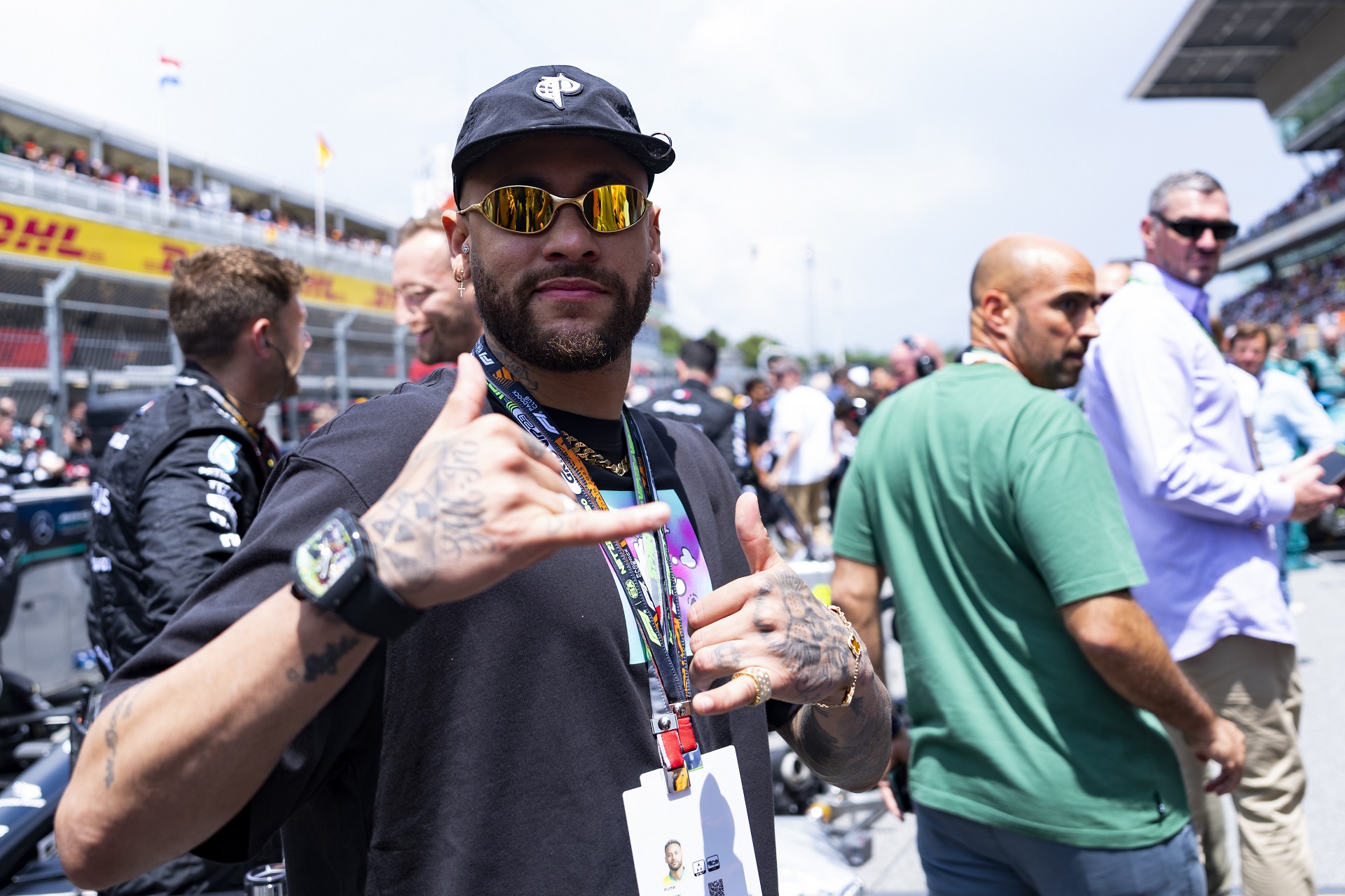 Videón, ahogyan Neymar bepattan Hamilton F1-es Mercedesébe