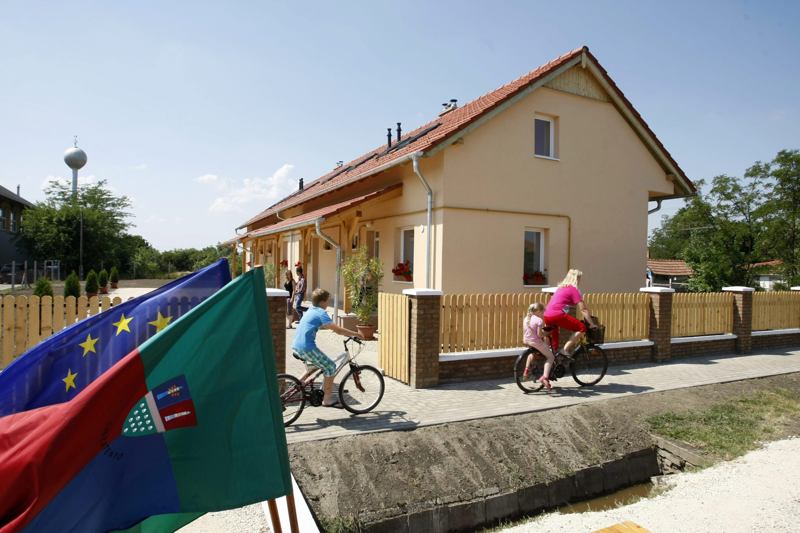 A bankok többsége nem zárkózik el a vályogból épült ingatlanok ...