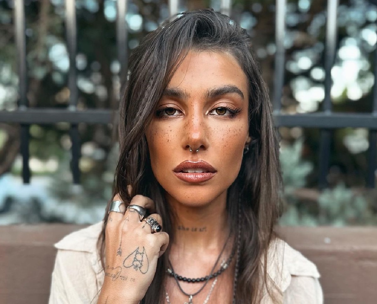 Tóth Andi nagyon komolyan néz ki (fotóval)