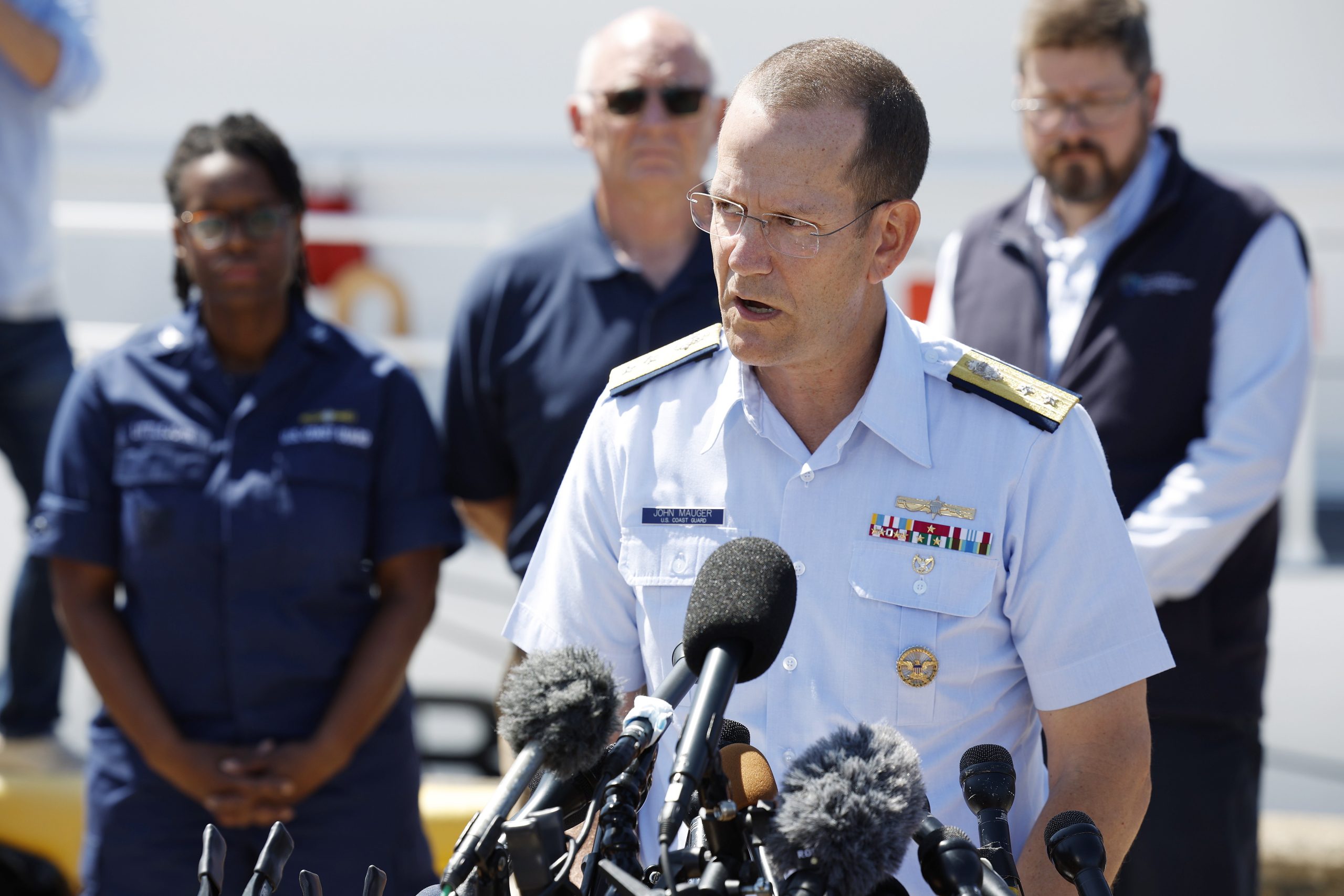 Végeztek a Titanic közelében elsüllyedt Titan roncsainak kiemelésével