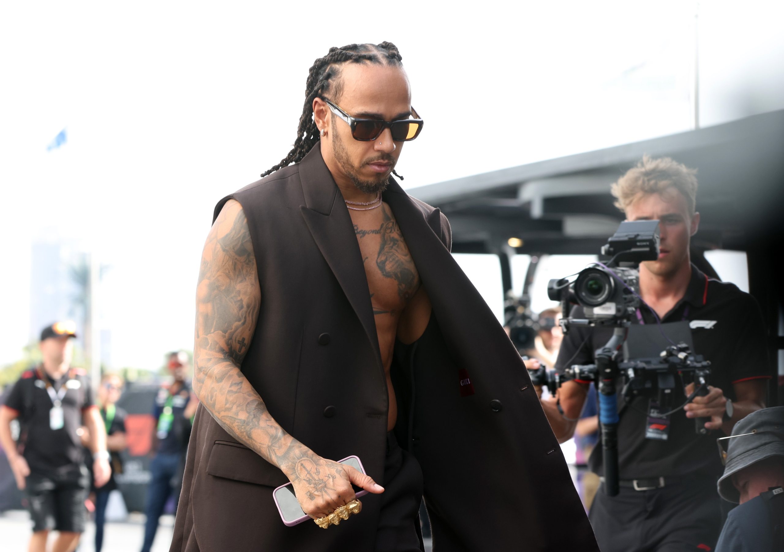 Ilyen laza öltözékben jelent meg Lewis Hamilton az Ausztrál Nagydíjon