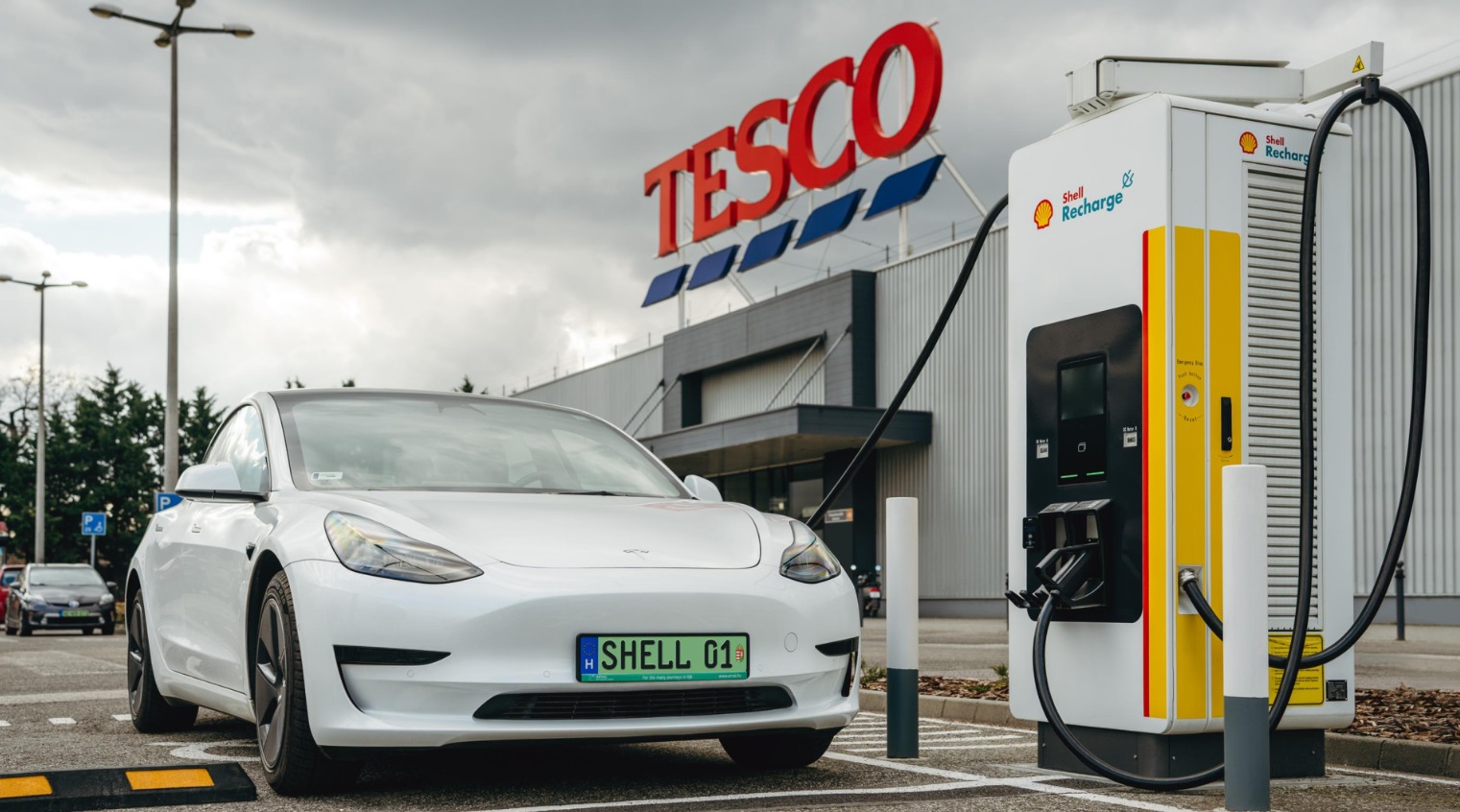 Folyamatosan bővíti saját EV-töltőhálózatát a Shell a Tesco parkolóiban