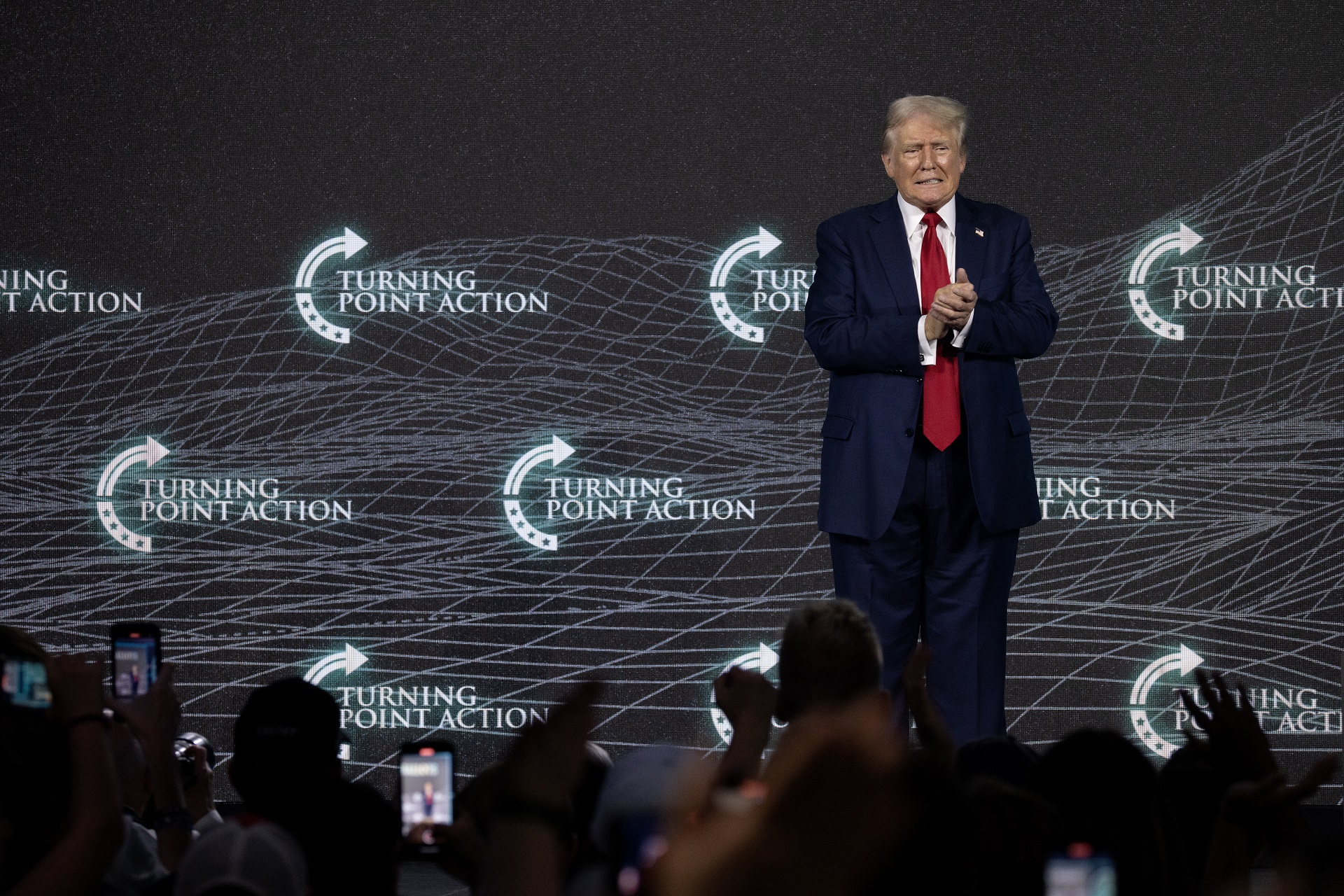 Donald Trump a legendás rapper 50 Cent dalára sétált ki a tömeg elé ...