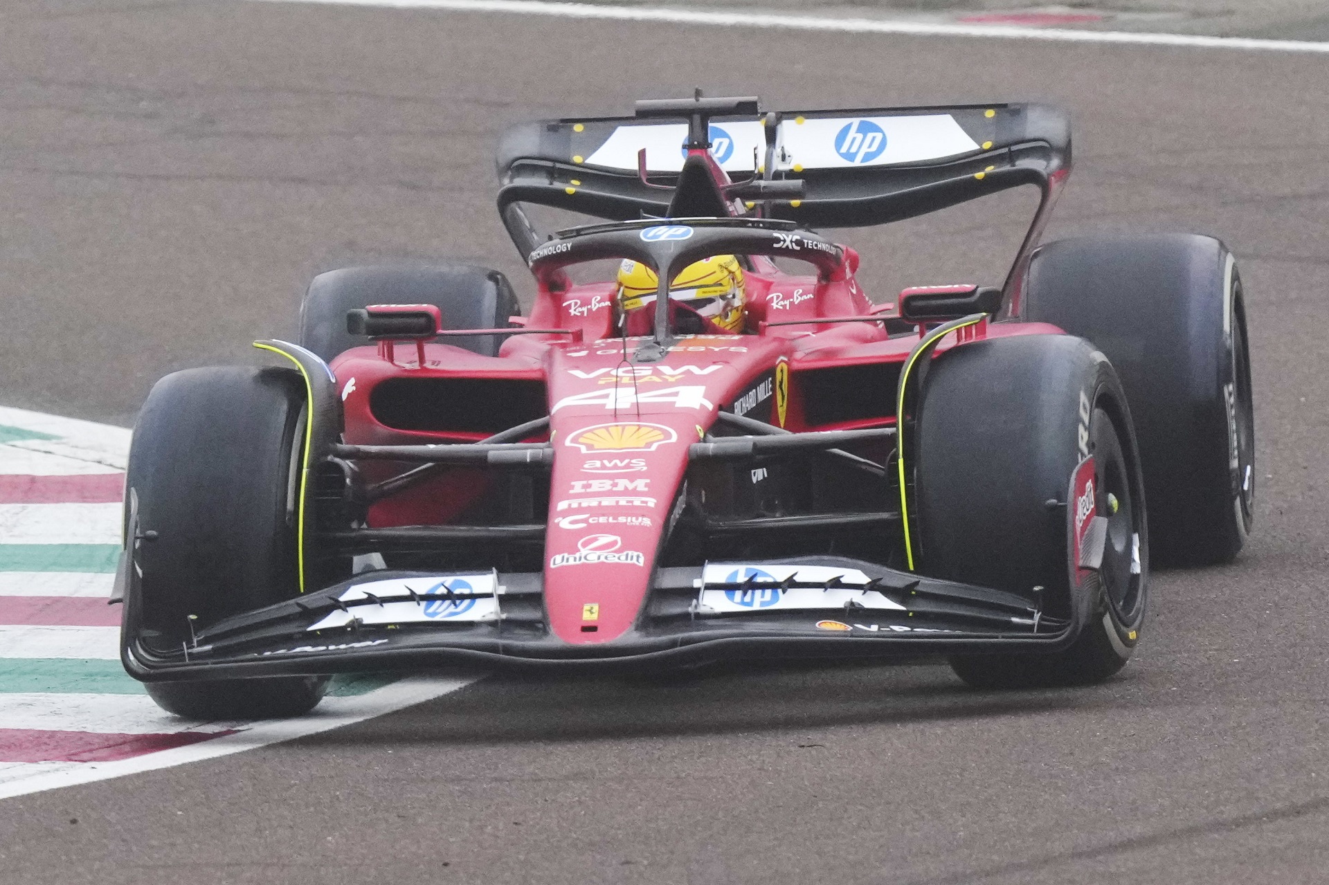 Lewis Hamilton első reakciója a Ferrari F1-es autójának volánja mögött ...