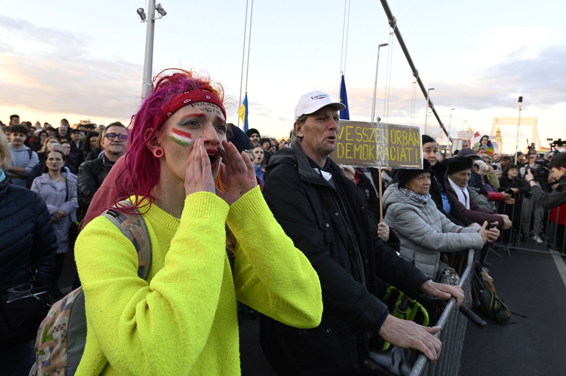 Hadházy Ákos tüntetői már a várnál vannak, egyre hangosabbak
